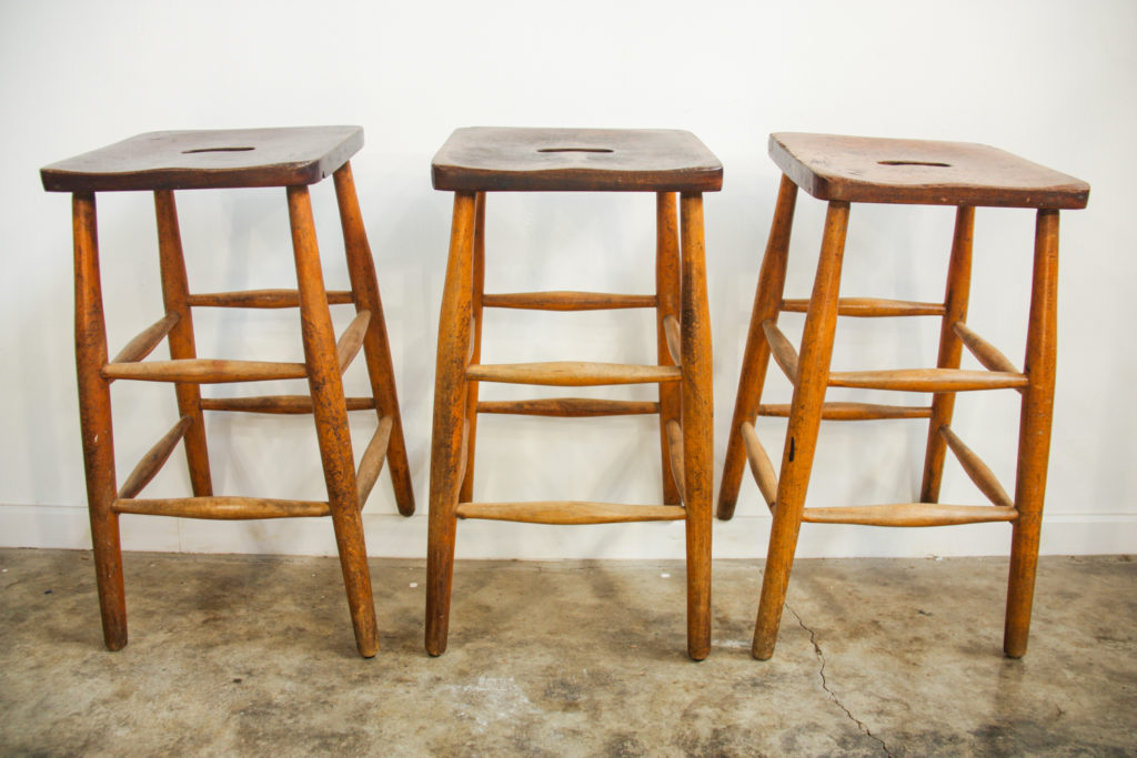 Mid century English vintage wooden lab stools - STOCKOUD